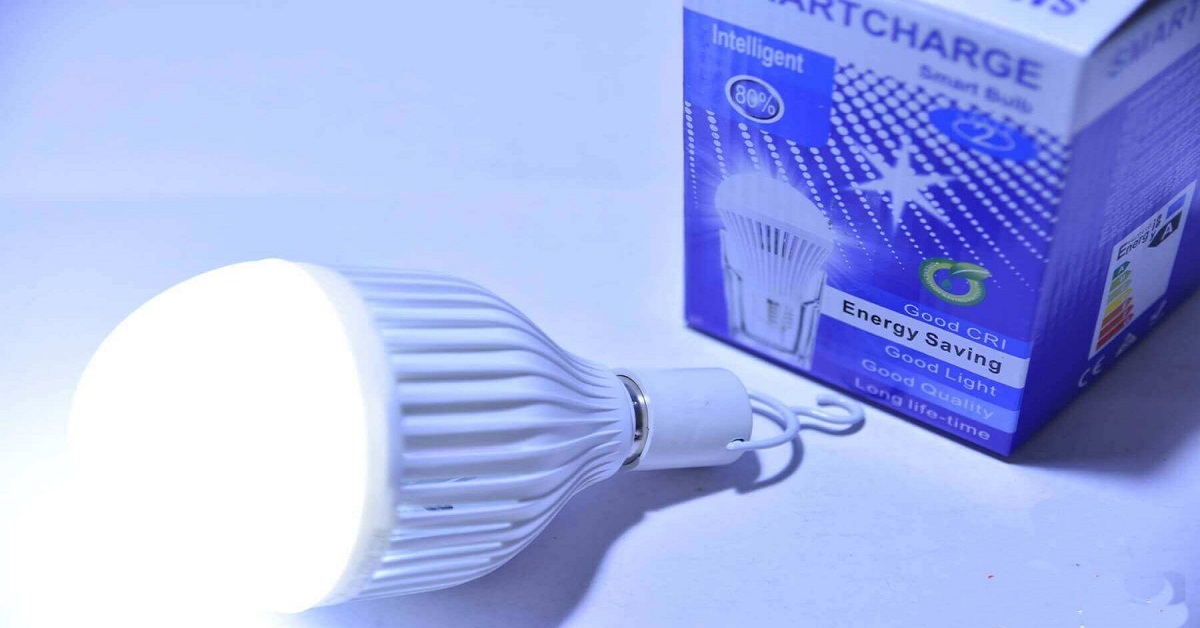 Hướng dẫn cách sạc bóng đèn tích điện, cách bảo quản khi không dùng ...